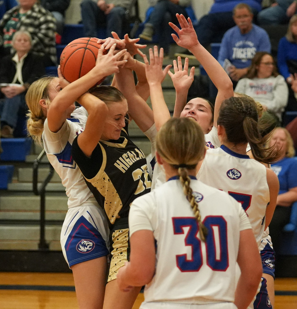 Highland Girls Top Tigers – Memphis Democrat